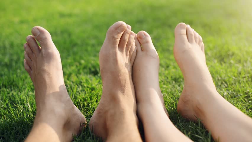 Barefoot Feet Of Young Couple In Love Playing Footsie Videos De Metraje